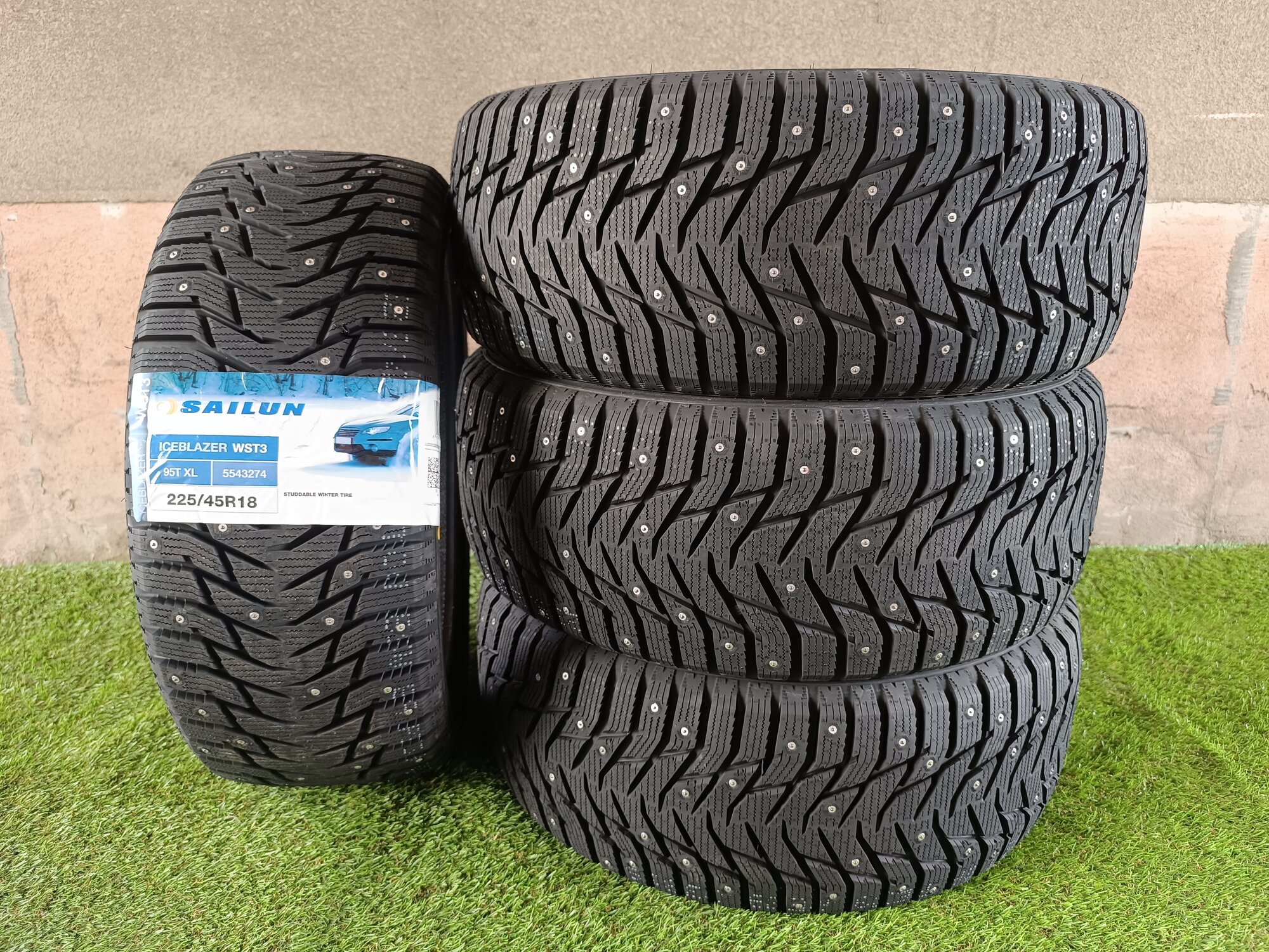 Зимние шипованные шины Sailun Ice Blazer WST3 225/45R18 95T, 2025 года .
