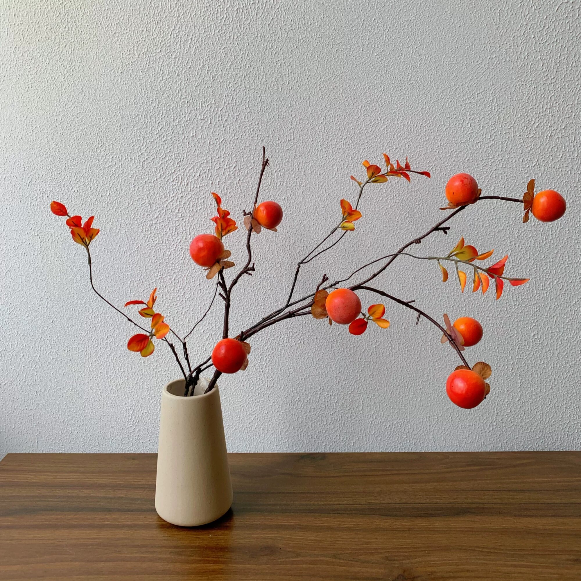 Декоративное украшение в стиле ваби-саби: искусственный цветок хурмы в керамической вазе для гостиной, тумбы под