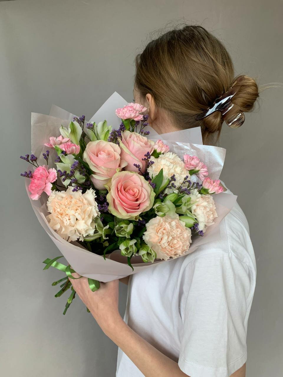 Букет живых цветов из роз и гвоздик с веточками лимониума Букет 301 Floret размер S