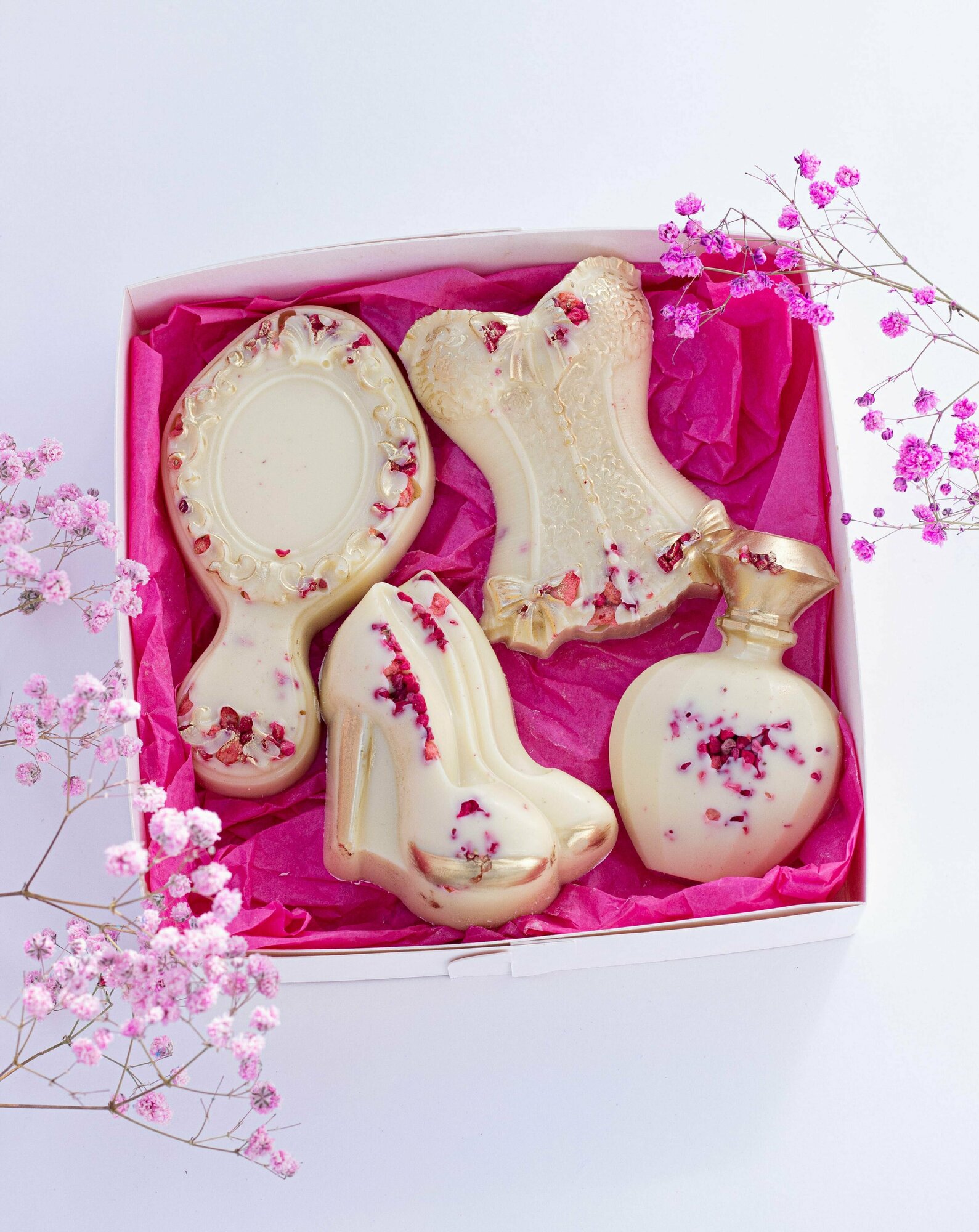 Фигурный шоколад Женские штучки, подарок для девушки, белый бельгийский шоколад с малиной и клубникой