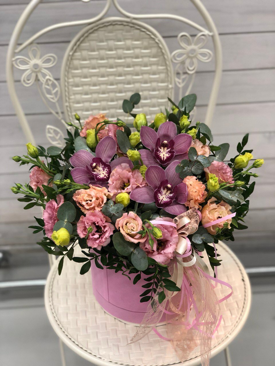 Букет "Сандра" от Romashka, в коробке, орхидеи, эустома, стаффаж