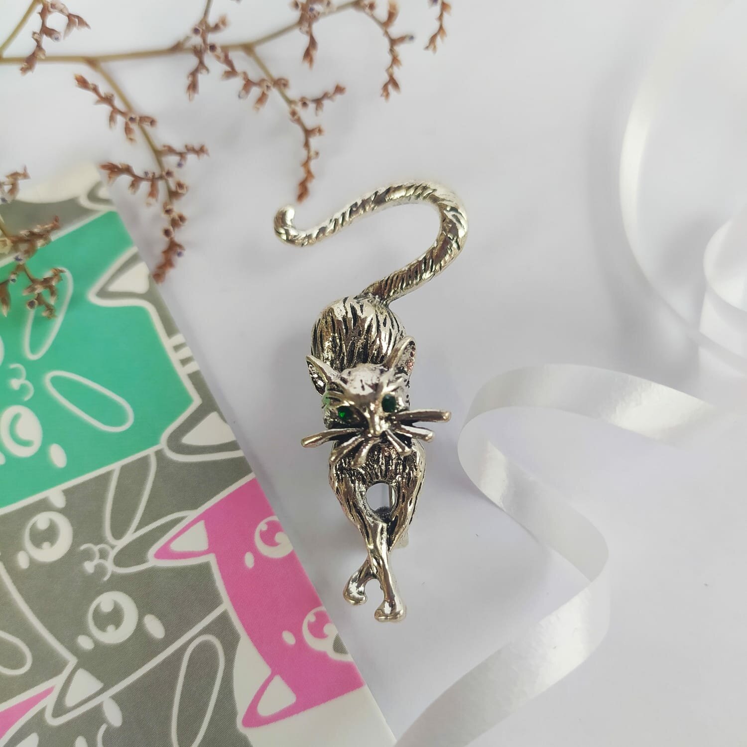 Брошь, стразы