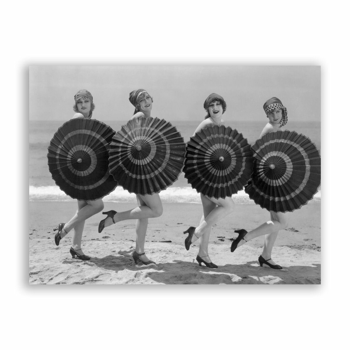 Постер, плакат на бумаге / Ретро девушки на пляже / Размер 30 x 40 см
