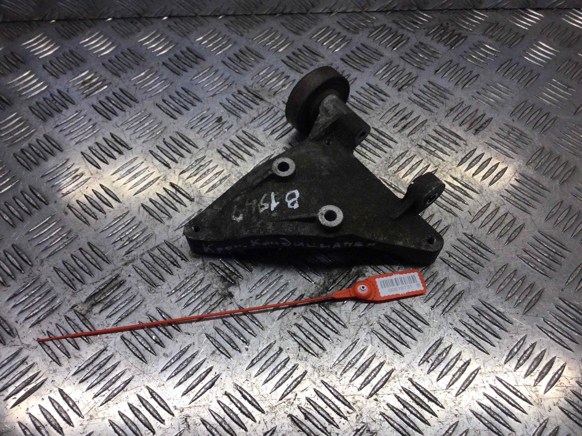 Б/У Кронштейн компрессора кондиционера Audi A6 C5/4B (1997-2004) 2005 г.