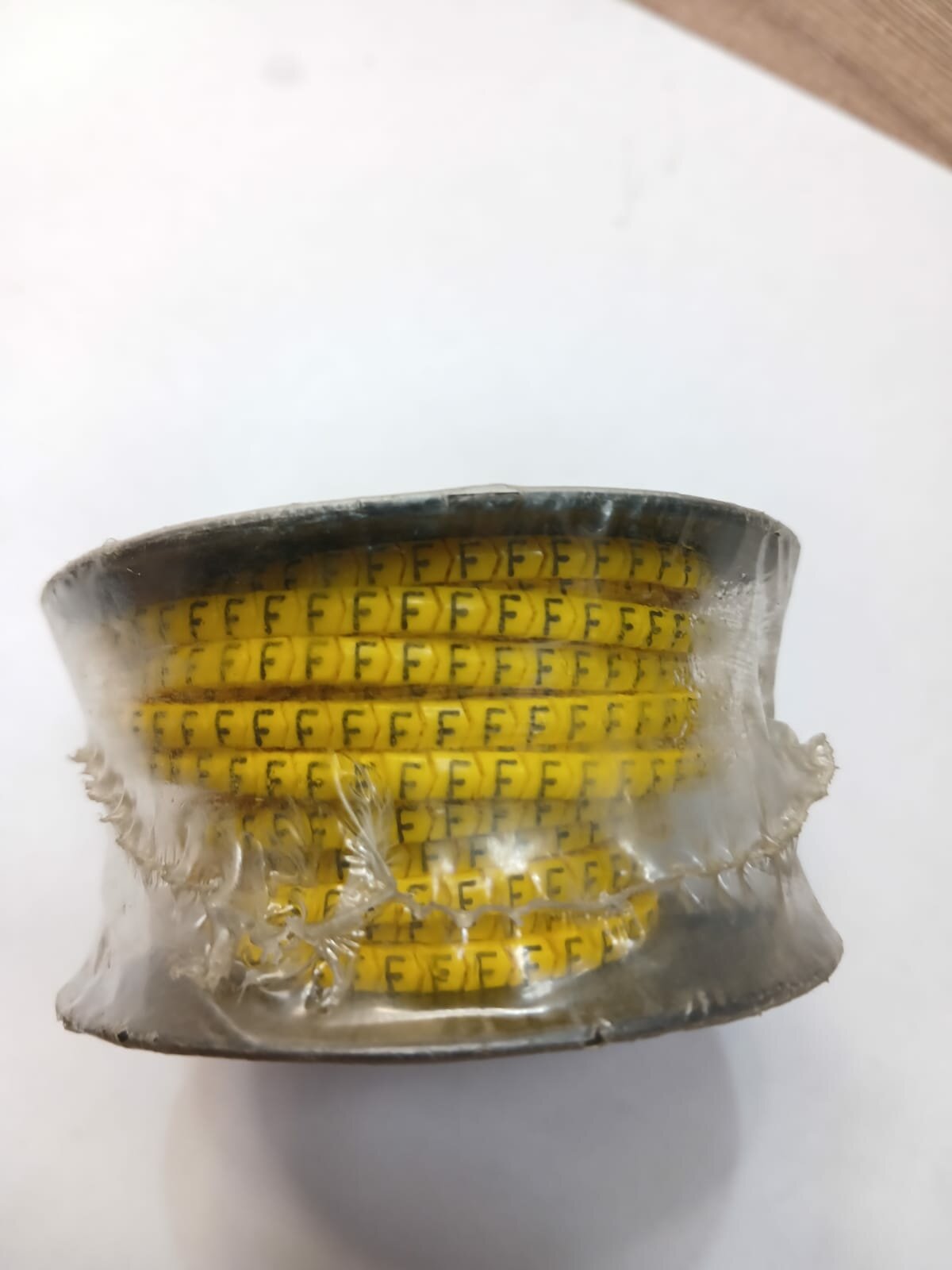 Колечко маркировочное F, 1,3-2,5 мм. черное на желтом (уп.1000шт) AZO2FFBY DKC