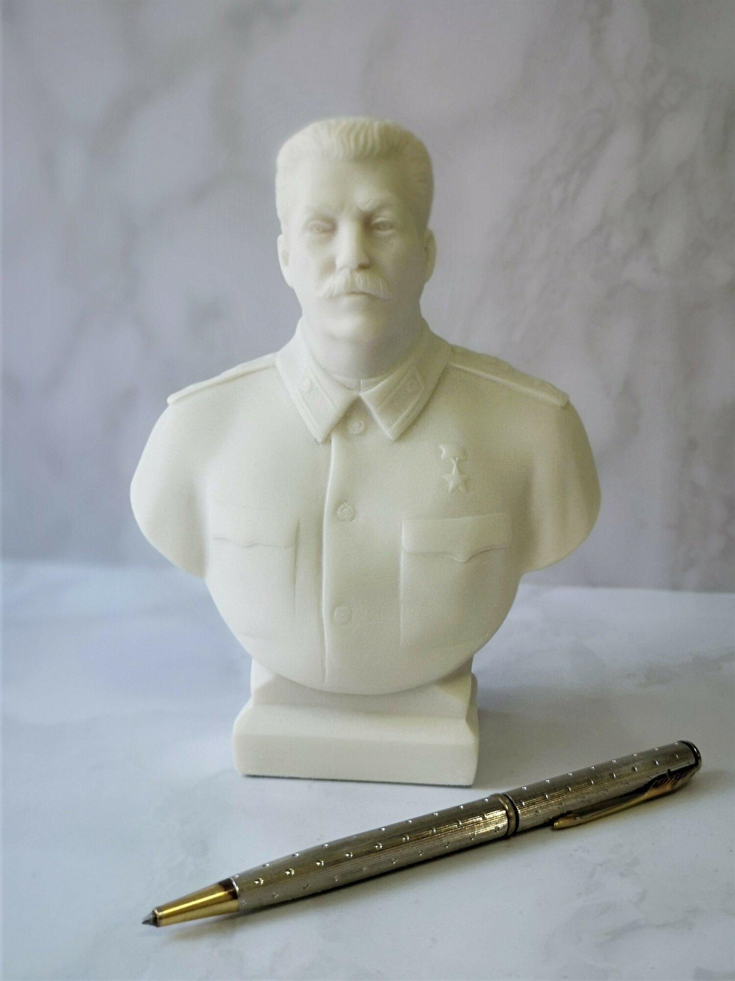 Статуэтка бюст политический деятель И. В. Сталин. Высота 16см. Мраморная крошка. Цвет белый. Подарок руководителю в кабинет, учителю истории на день рождения, мужчине на юбилей.