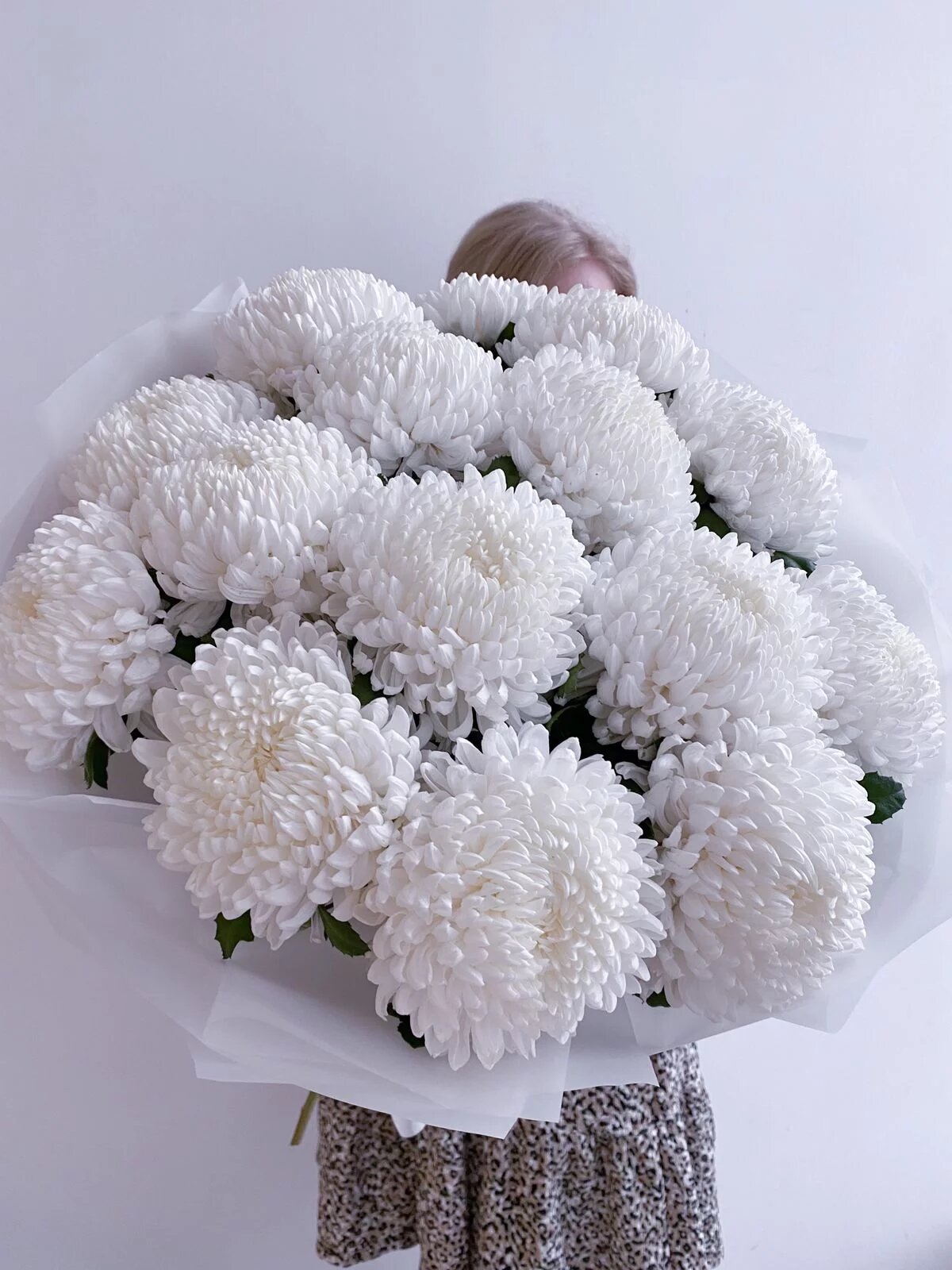 Букет из белой пионовидной хризантемы - шарики 15 шт. с доставкой от FlowersGo