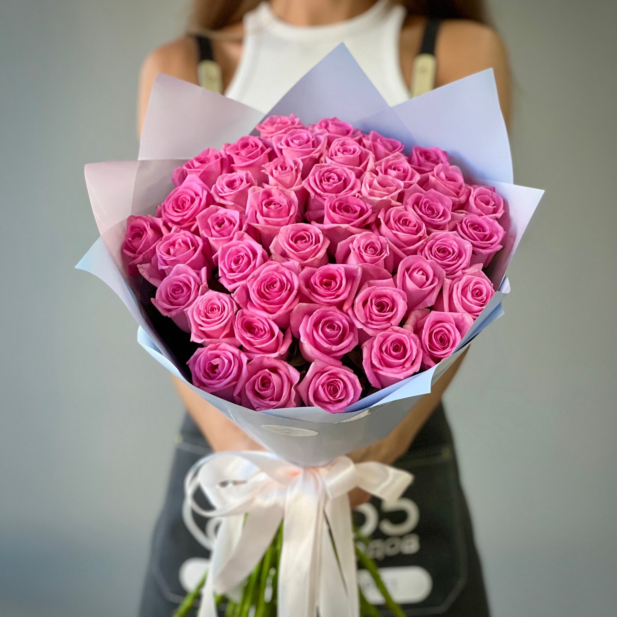 Букет из 41 розовой розы 40 см в стильной упаковке. «365 Поводов» - живые цветы с доставкой