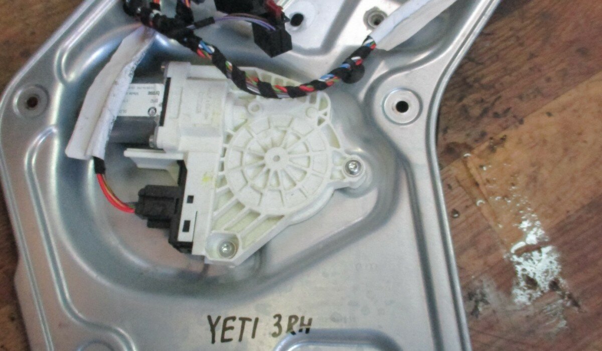Моторчик стеклоподъемника Yeti Skoda