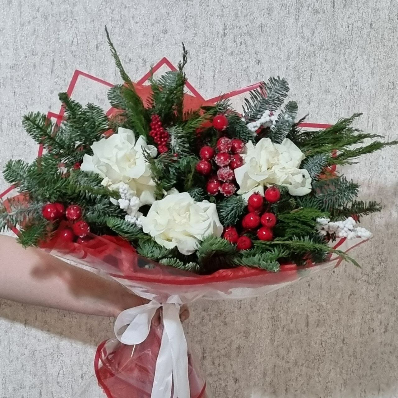 Зимний букет из натуральной хвои нобилис с белыми французскими розами Вайт Мондиаль