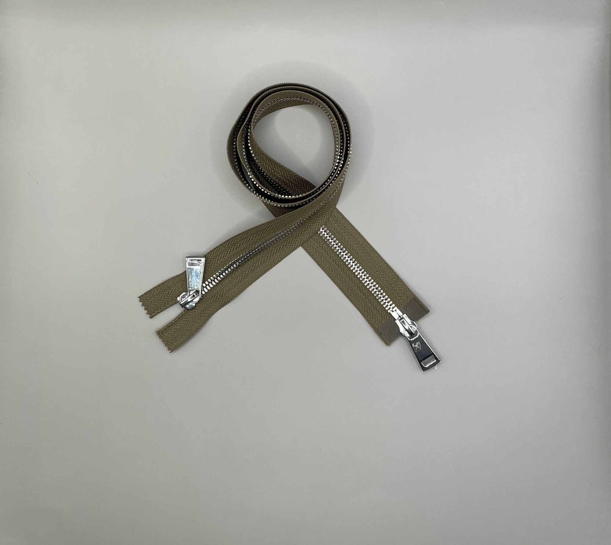 Молния металл,80см, тип 5, темно-бежевый, зубья серебро,2 замка. Италия.1шт.