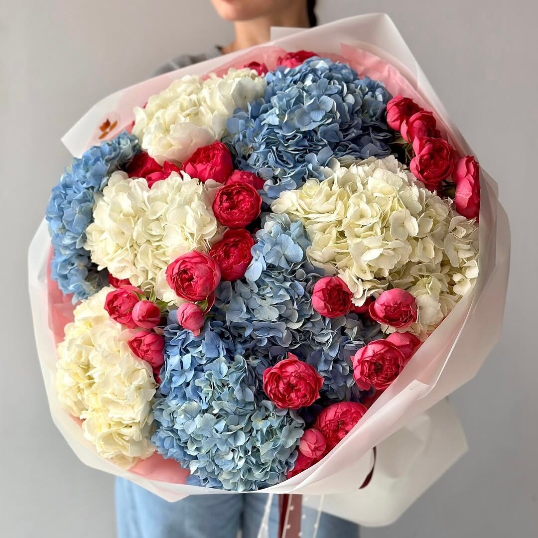 Букет из гортензий и кустовых пионовидных роз, красивый букет цветов, шикарный, премиум цветы, премиум букет