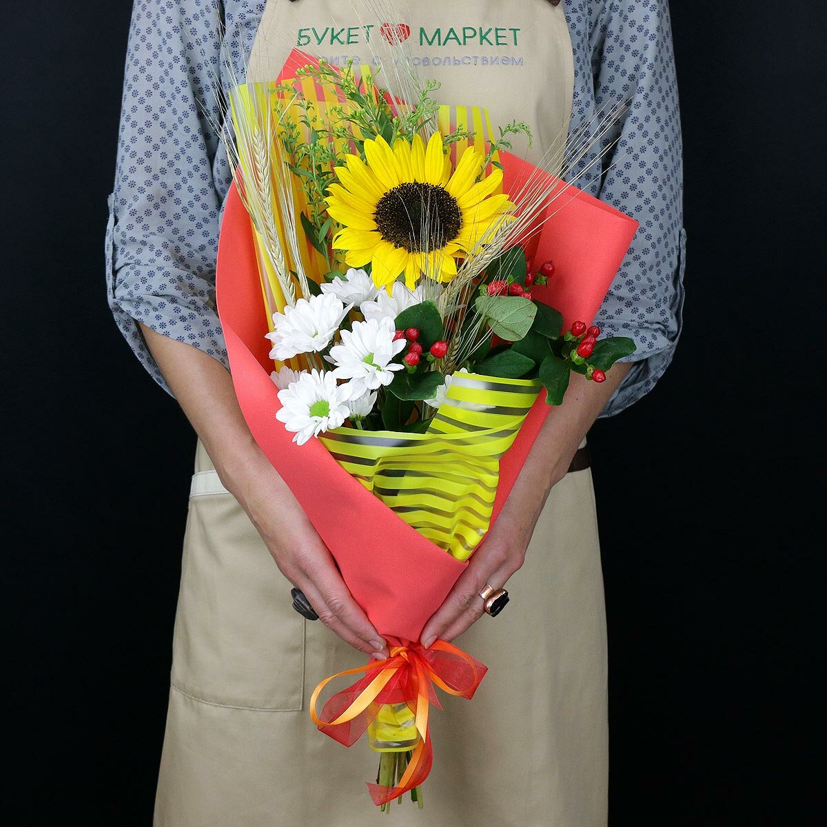 Букет "Букет Маркет", подсолнухи, хризантемы, тритикумы, оберточная бумага