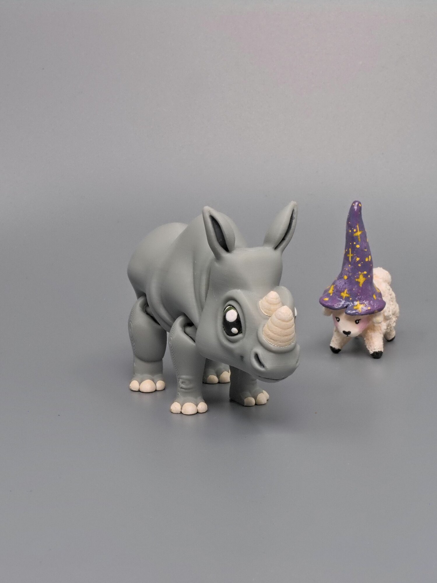 Милый носорог с ручной покраской