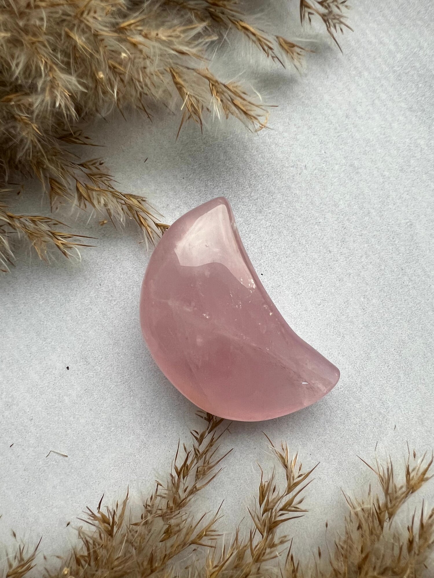 Полумесяц из натурального камня Розовый кварц. 53х33х21 мм, 49 гр.