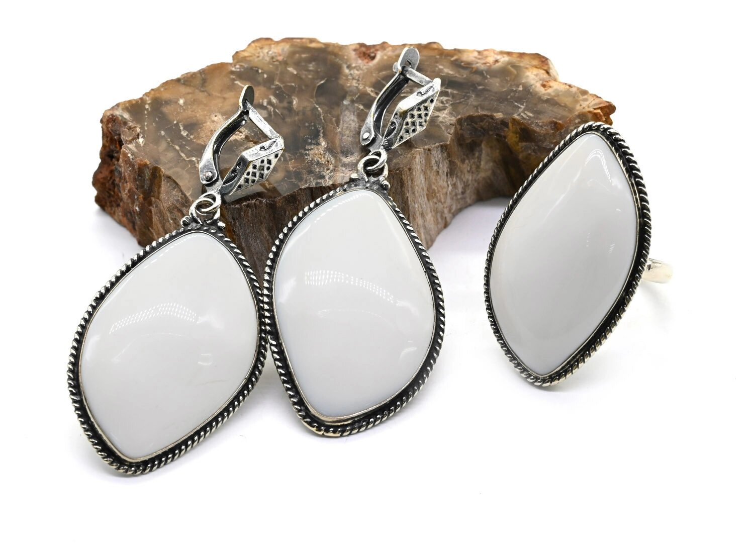 Комплект бижутерии: серьги, кольцо, кахолонг