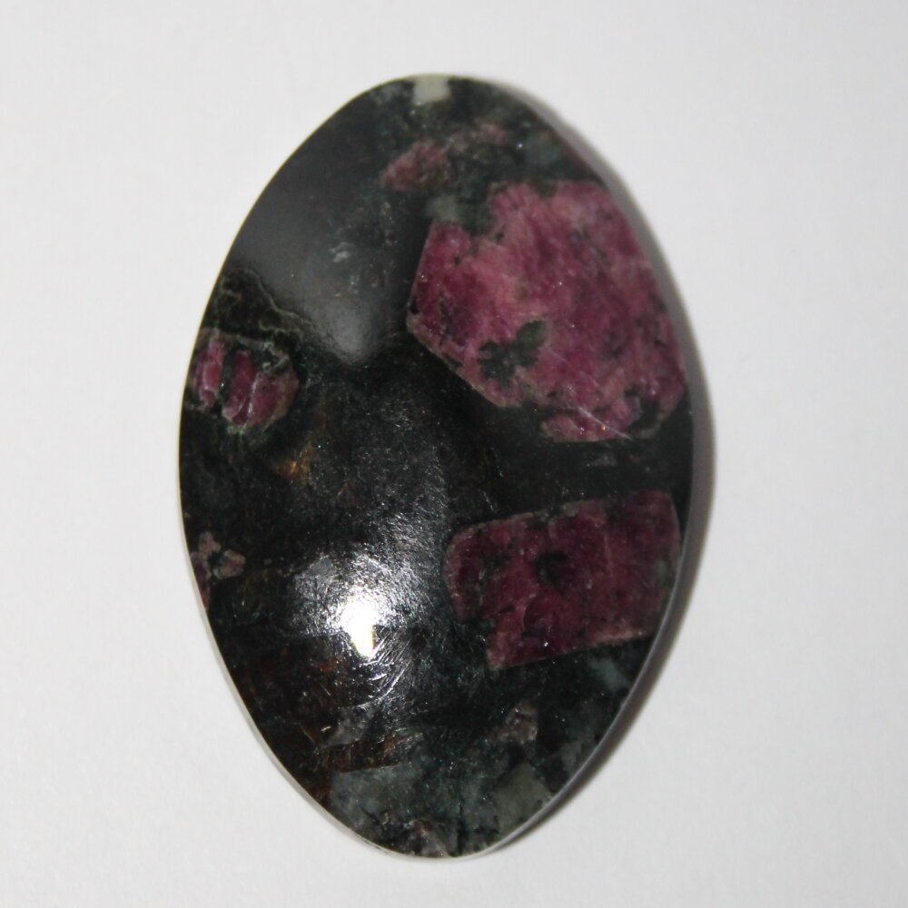 Кабошон эвдиалит, ювелирная вставка, 38х25х3 мм, Кольский полуостров, "True Stones"