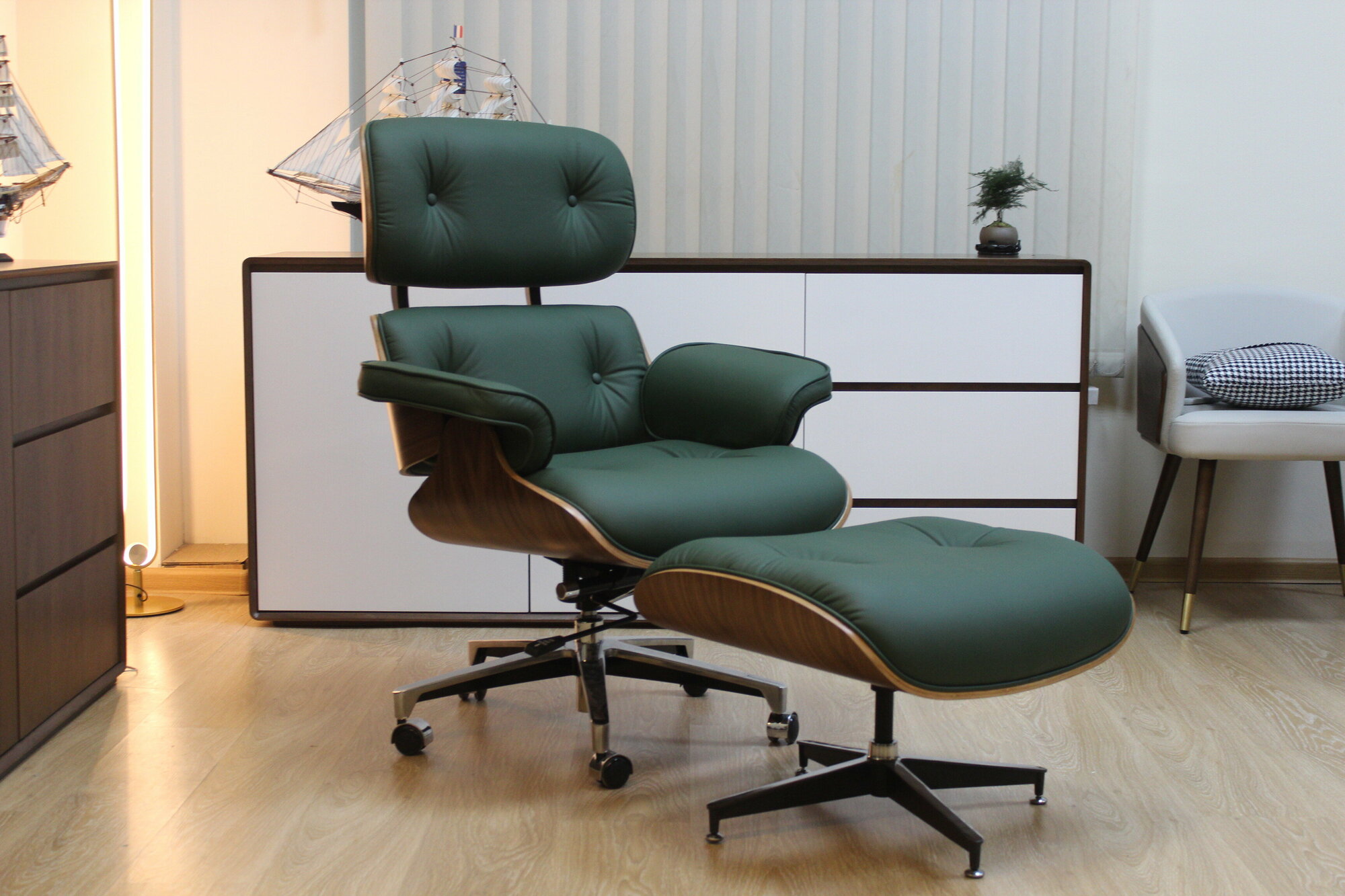 Кресло руководителя из натуральной кожи Eames с колесами