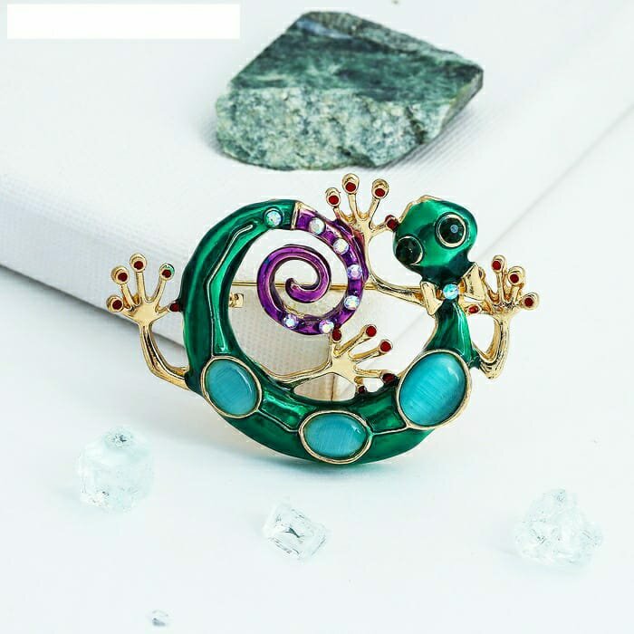 Брошь Queen Fair, эмаль, искусственный камень