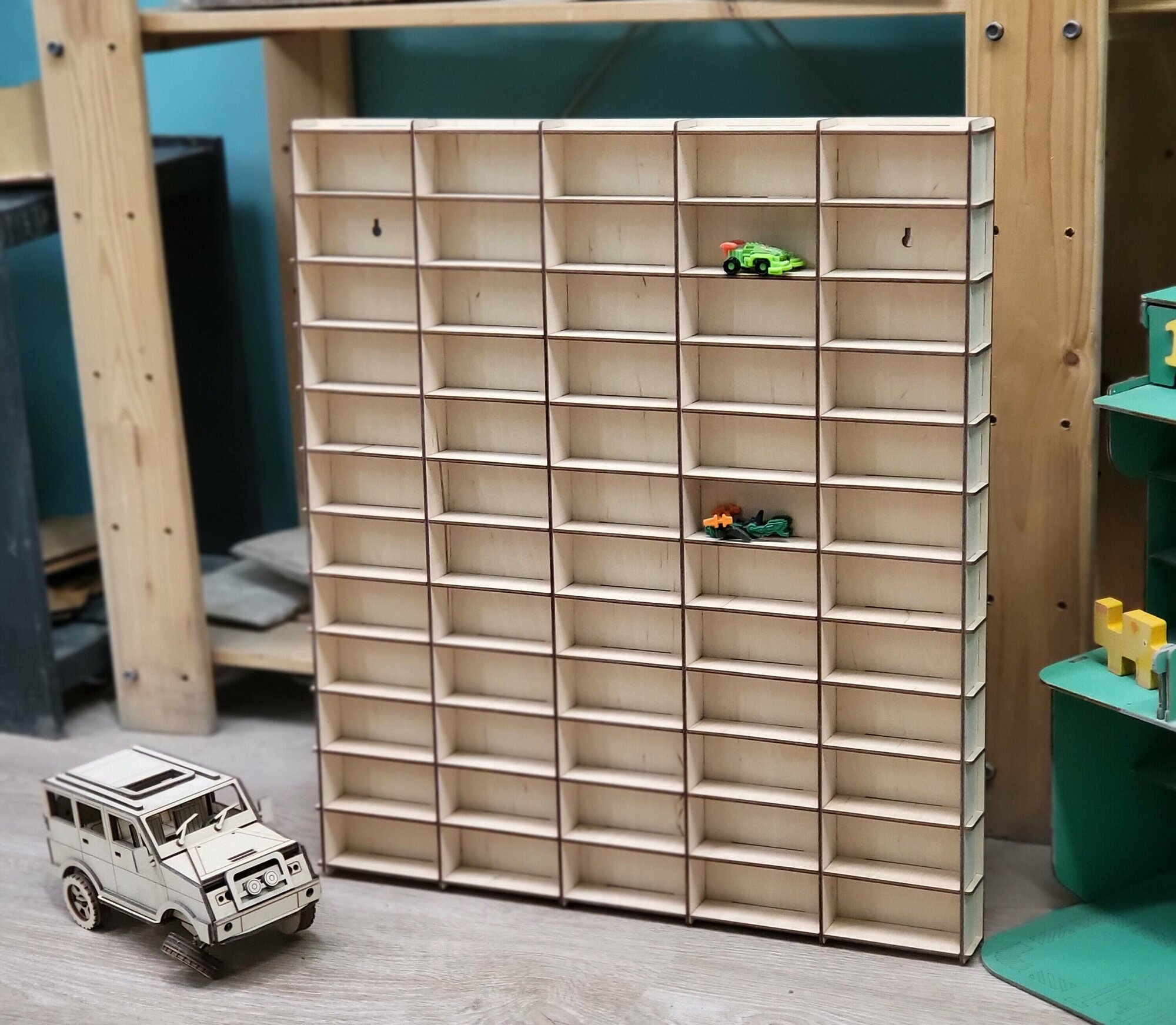 Органайзер настенный, деревянный, для коллекции машинок масштабом 1:61, 60 ячеек