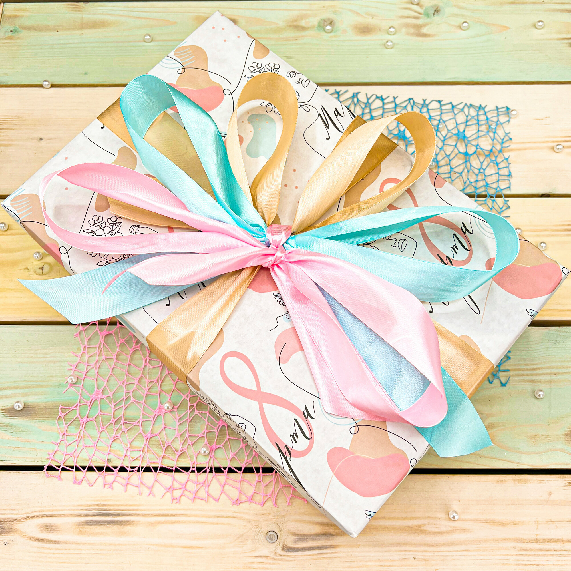 Подарочный набор на 8 марта девушке Цветочный путь: 11 видов чая и сладости