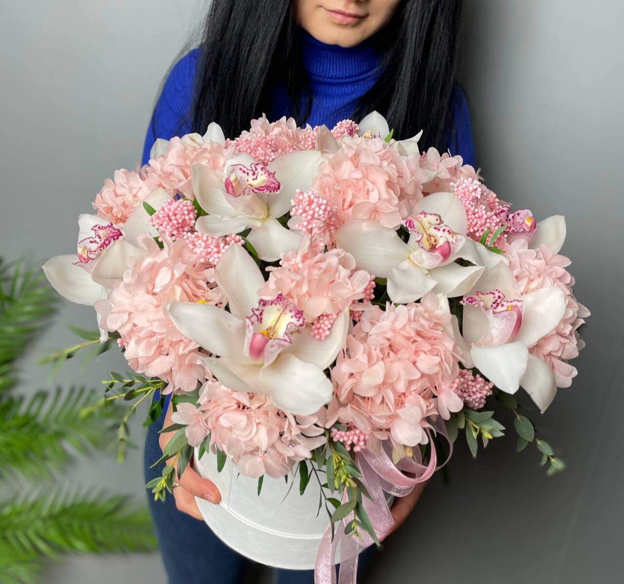 Шикарный букет BOTANIQUE FLOWER Орхидея и гортензия, 40 см, с ветвями эвкалипта, премиум букет в шляпной коробке