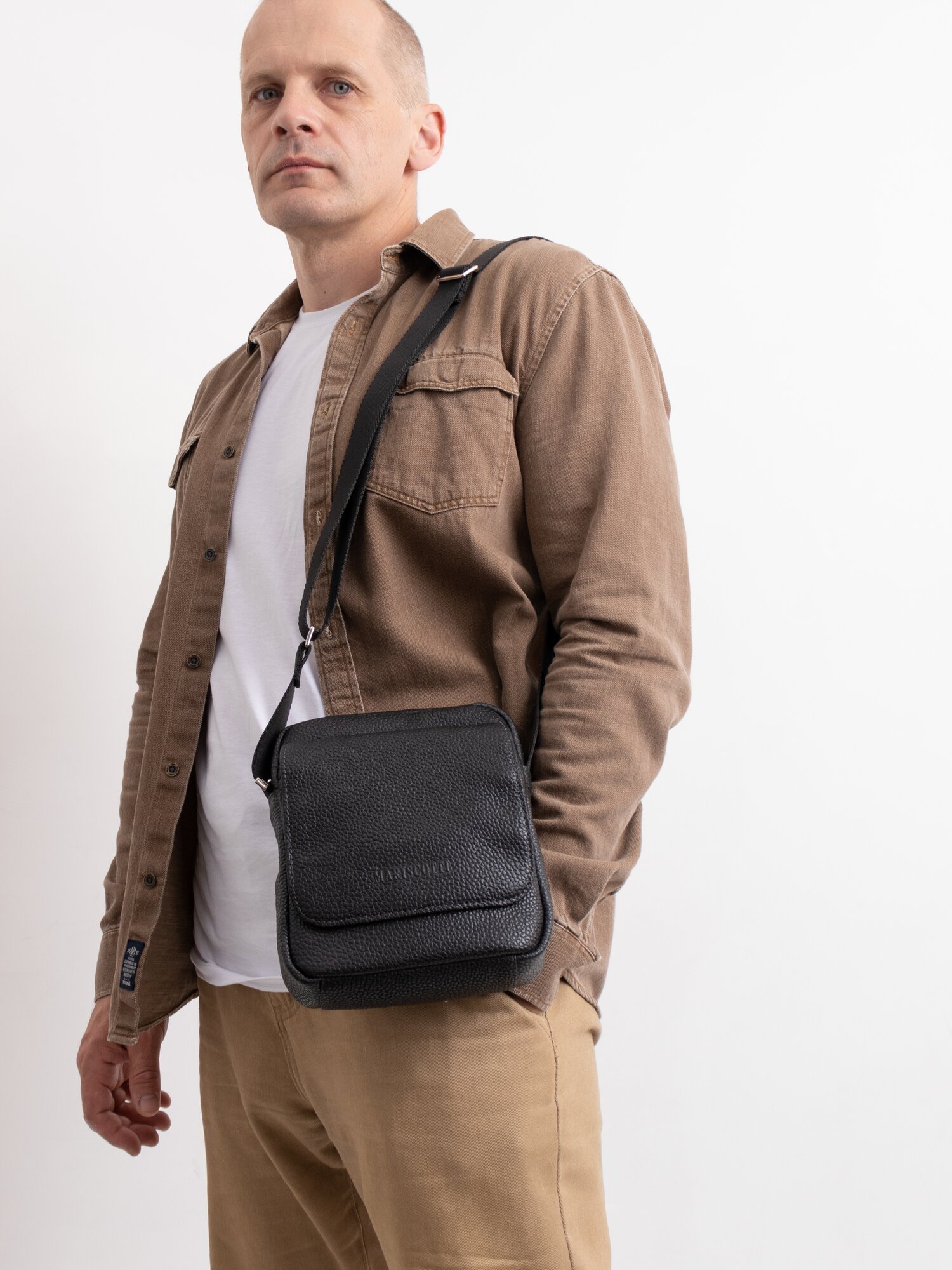 Сумка планшет Удобная качественная сумка на все случаи жизни .Удобная на работу , в офис и на прогулку вечером, в поездку.