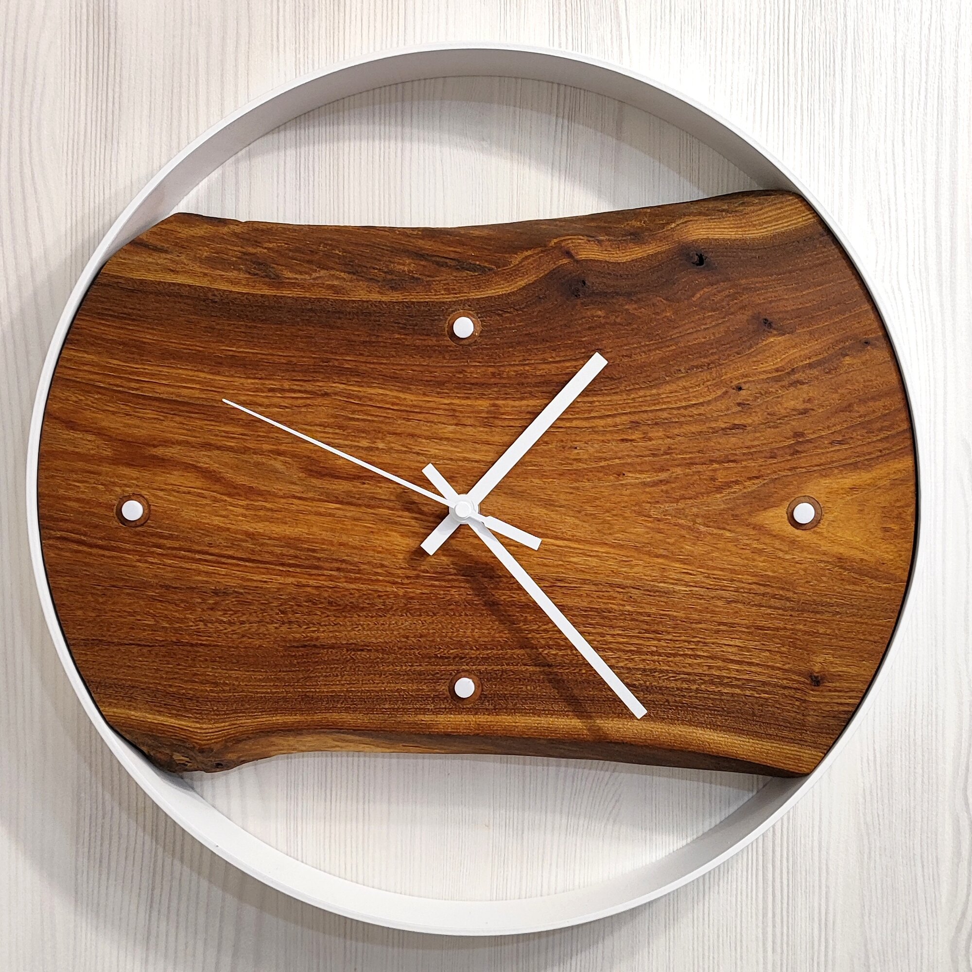 Часы настенные ручной работы в металлическом ободе "Белый карагач"