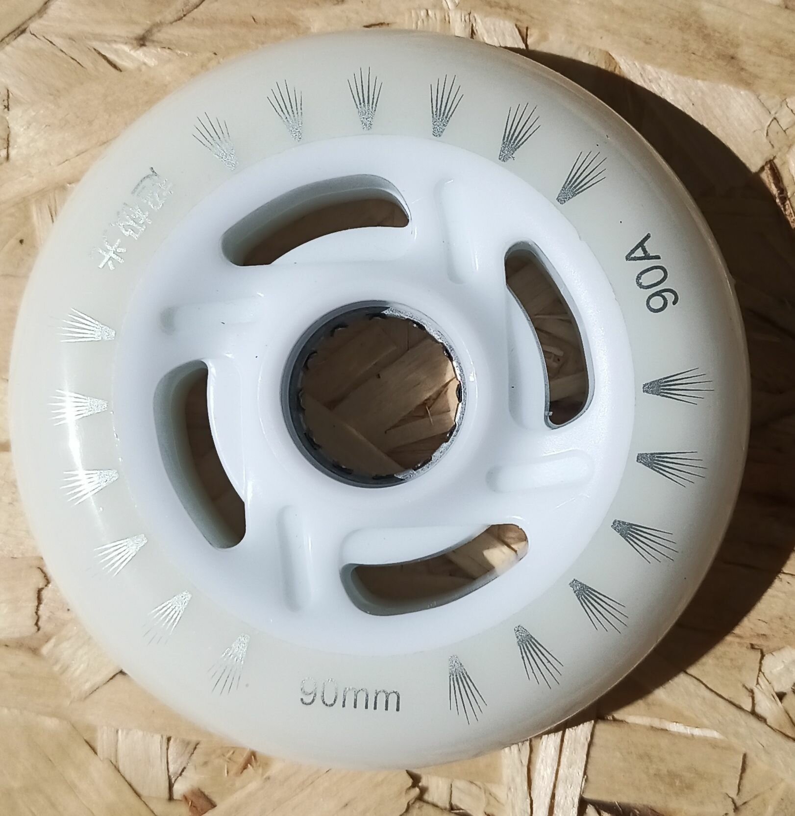 8 светящихся колес 90 мм для роликов. Северное сияние. Светится белым цветом.