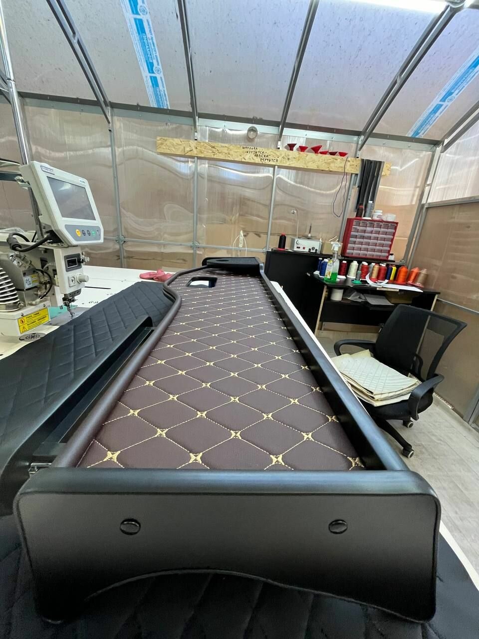 Стол-полка на торпеду для Тягач КАМАЗ 5490 NEO с подстаканником