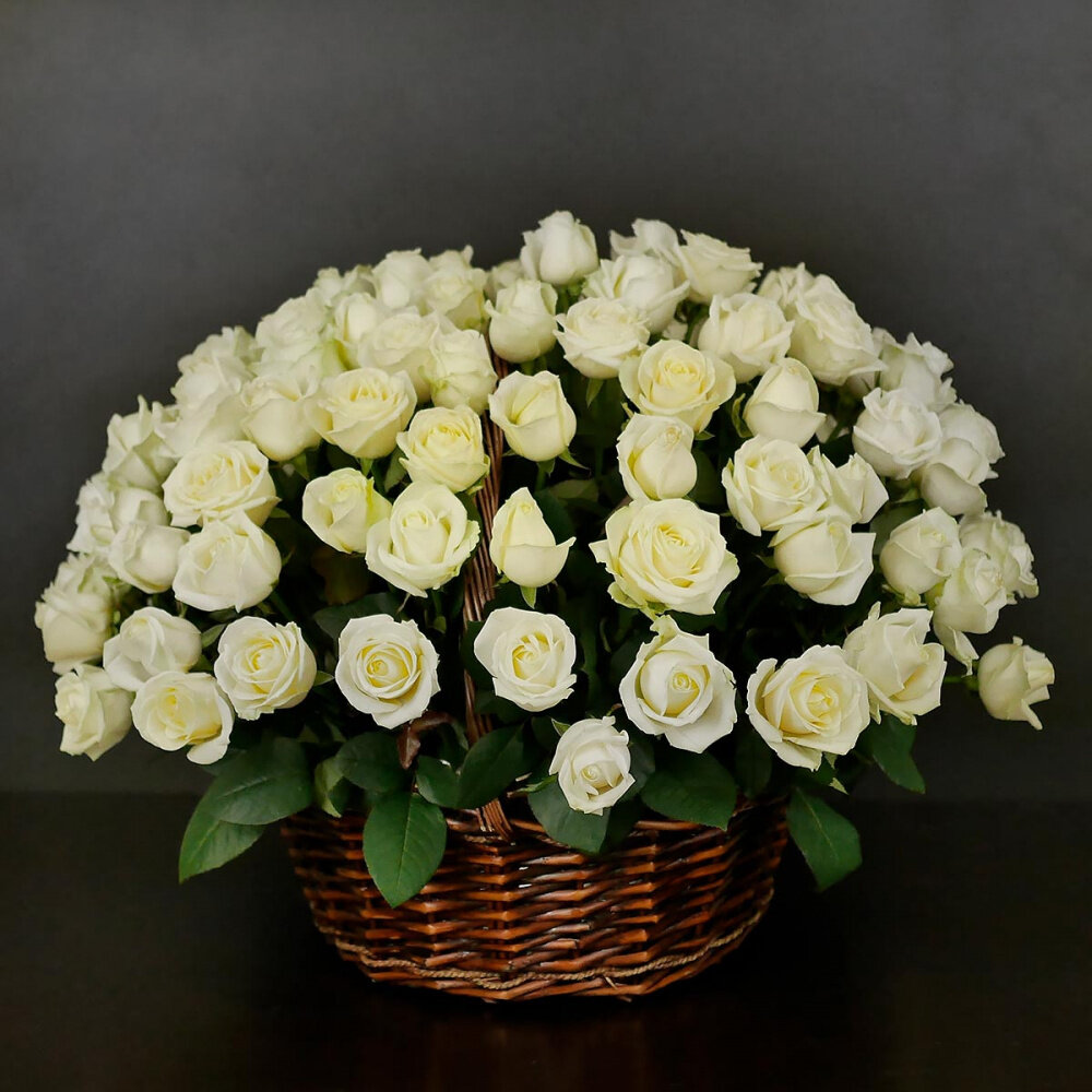 Букет из 101 белой розы в плетеной корзине 45см
