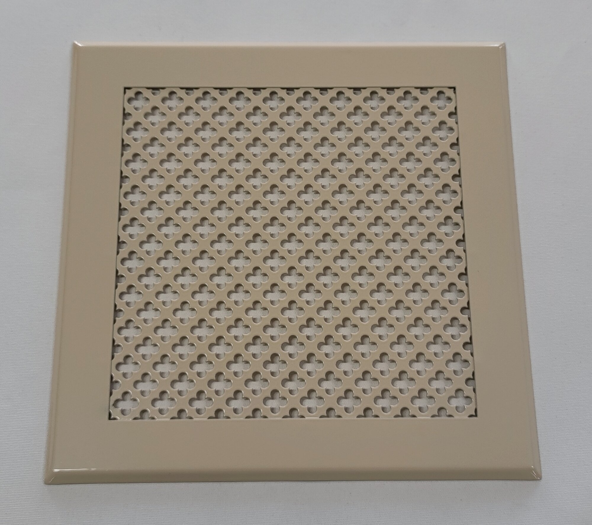 Решетка Плоская с подгибом Штамп 210х210мм, на магнитах, перфорация Цветок 10мм, Крем.