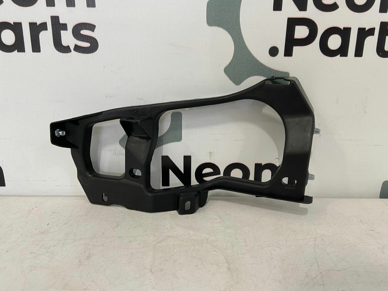 Кронштейн фары левой для VW Touareg 2 NF 2010-2014, Neom.Parts
