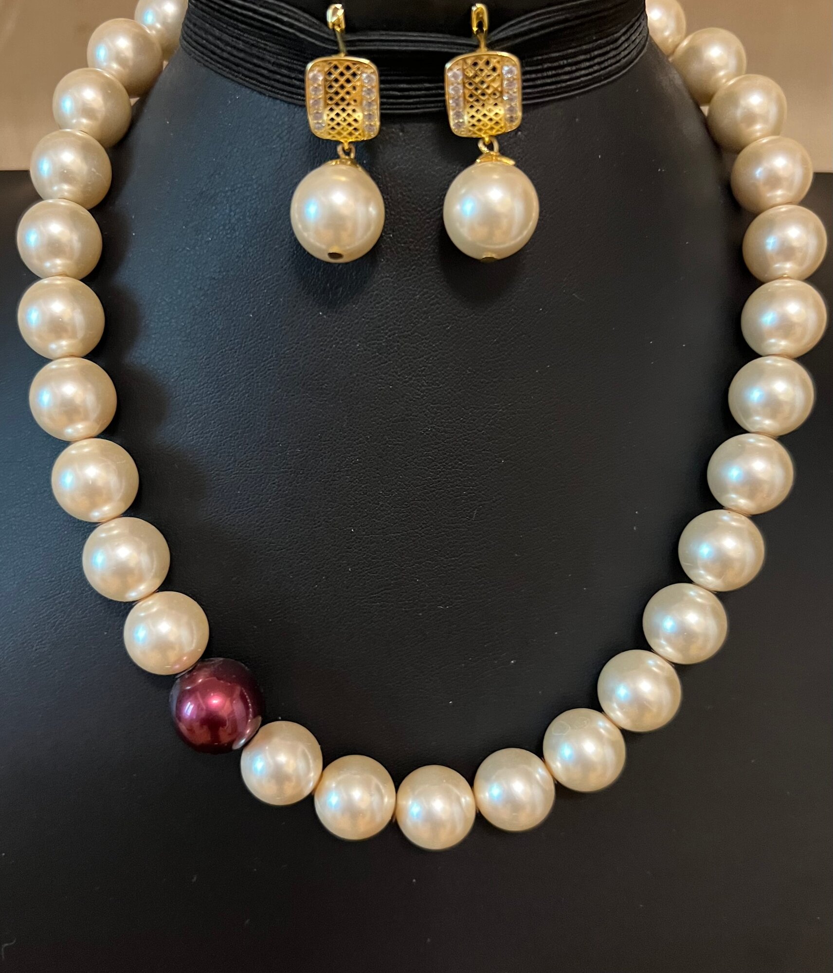 Комплект бижутерии: колье, серьги