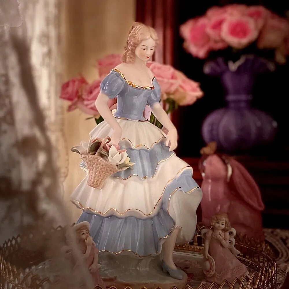 Статуэтка "Девушка с корзиной цветов на голове", фарфор, роспись, Европа, 2000-2015 гг.