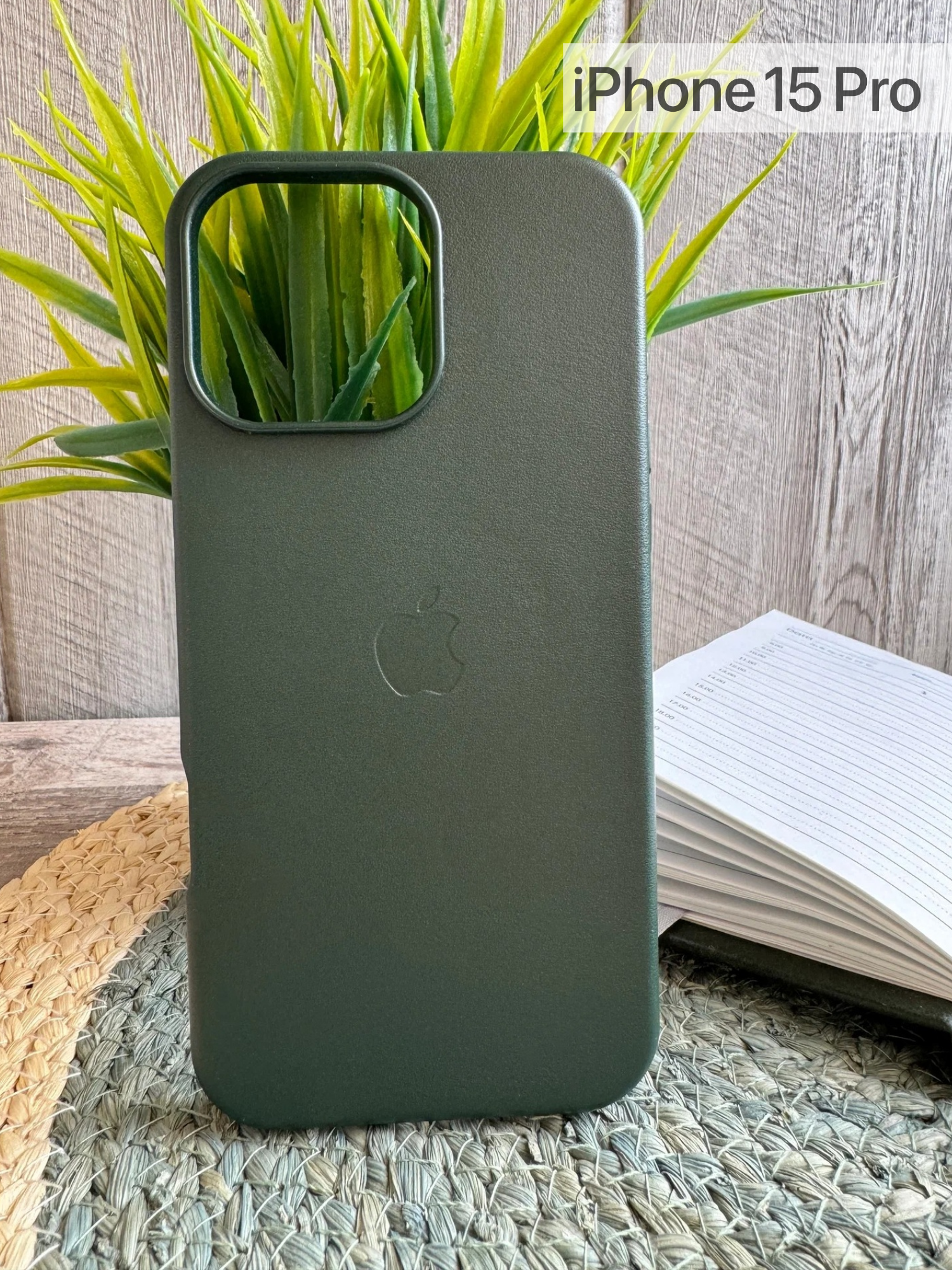 Чехол зеленый для IPhone 15 Pro Leather Case с анимацией и поддержкой беспроводной зарядки