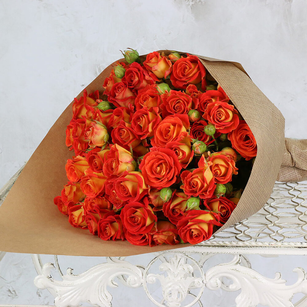 Монобукет "Букет из желто-оранжевых роз в крафтовой упаковке", 15 шт, высота 50 см