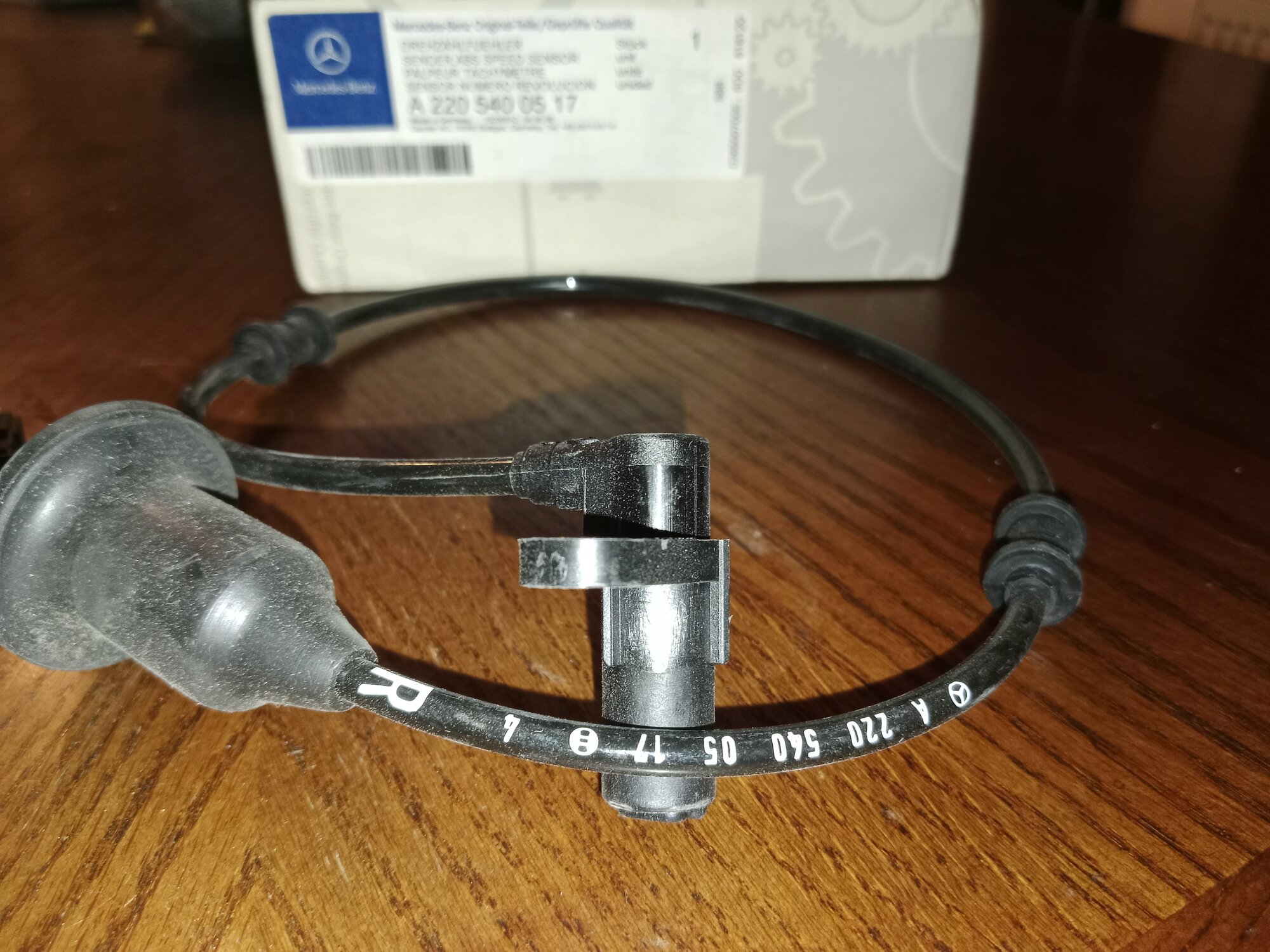 Датчик частота вращения колеса ABS A2205400517r right W220 AMG SS20220 Оригинал! Mercedes-Benz: 22O54OO517 A2205400517 (A22O 54O O5 17) 2205400517 Износа колодок датчик правый