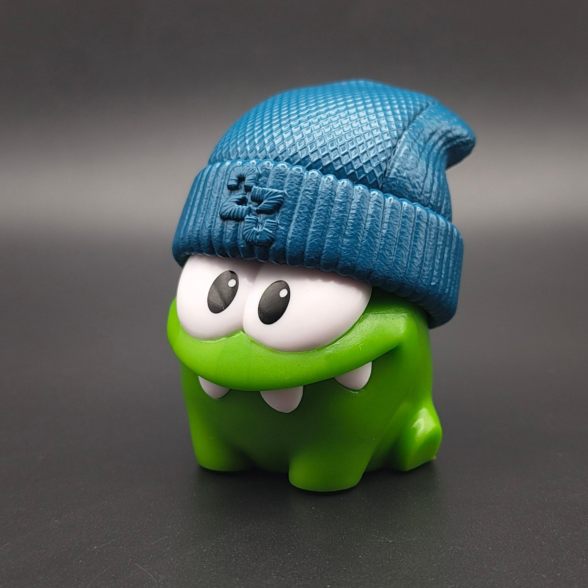 Игрушка Ам-Ням коллекционная серии "Карнавал-2". Вкусно и точка 2025. С синей шапкой