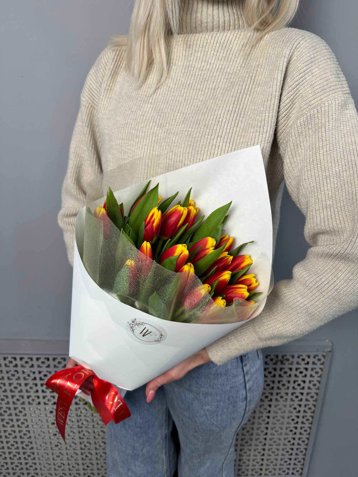 WEST FLORA Тюльпан 25 шт Вес 900гр Ширина 25 Высота 40– премиум букет с доставкой