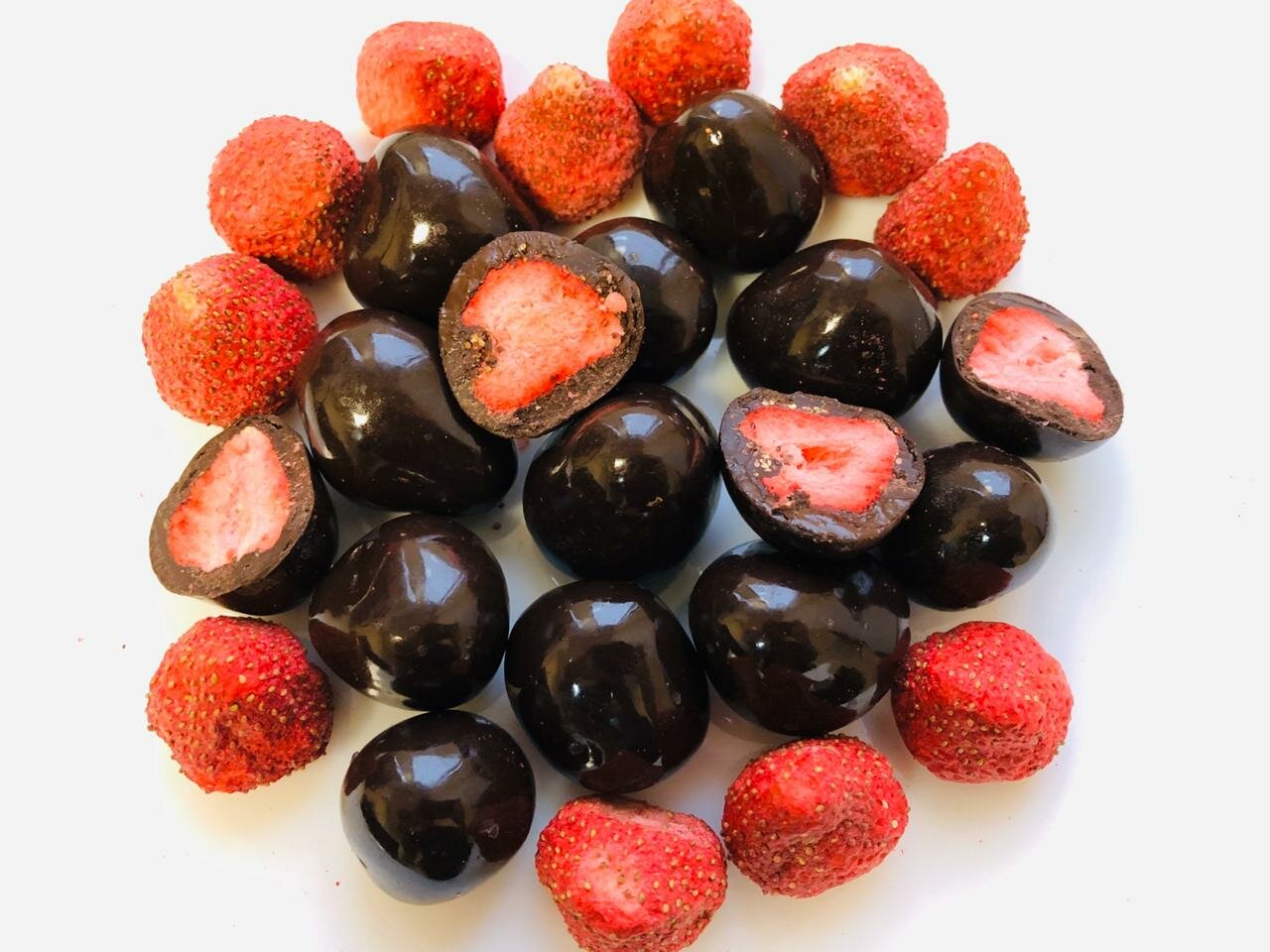 Клубника натуральная в темной шоколадной глазури 150 гр.