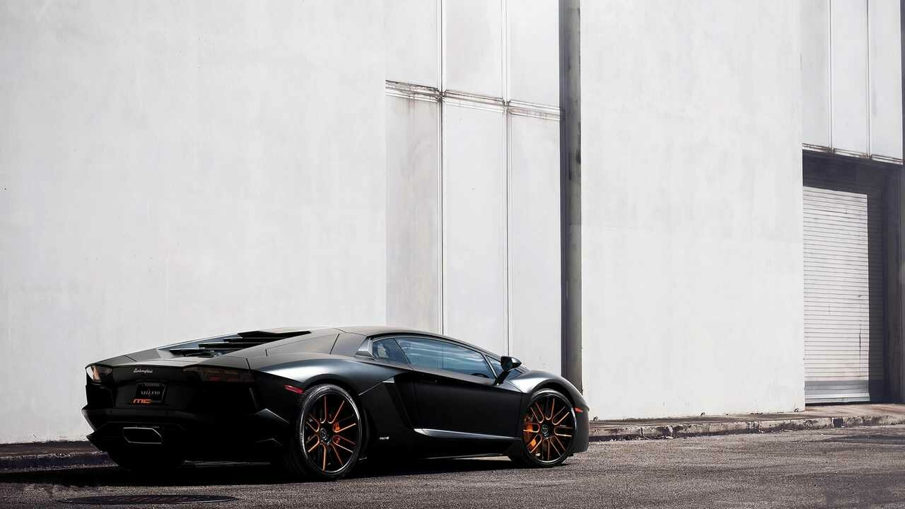 Картина на холсте 110x60 LinxOne "Белое тень aventador" интерьерная для дома / на стену / на кухню / с подрамником