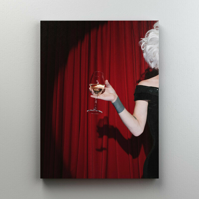 Интерьерная картина на холсте "Девушка артистка с бокалом" размер 45x60 см