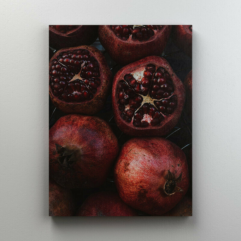 Интерьерная картина на холсте "Спелые красные гранаты в разрезе" размер 22x30 см