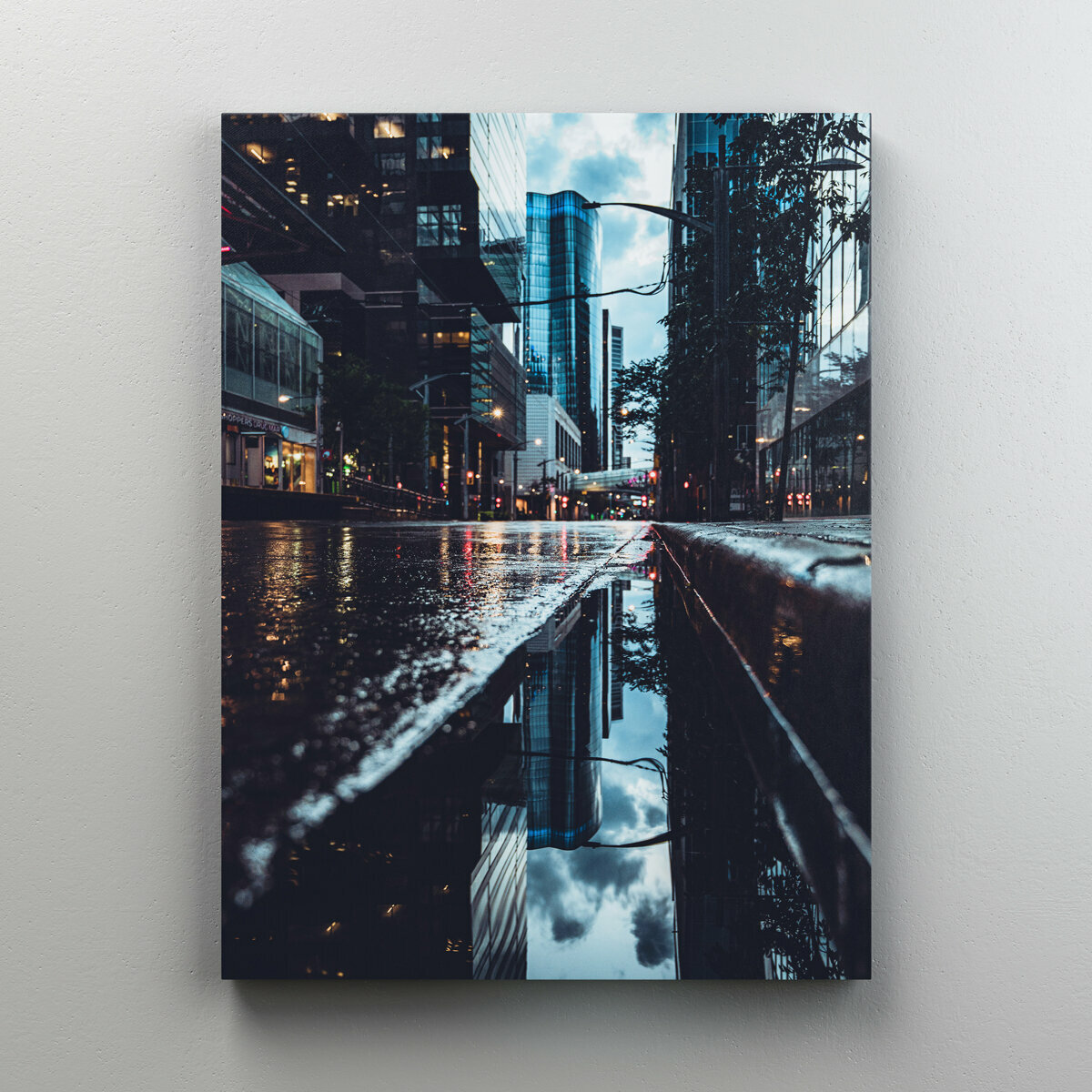 Интерьерная картина на холсте "Город в отражении" архитектура, размер 30x40 см