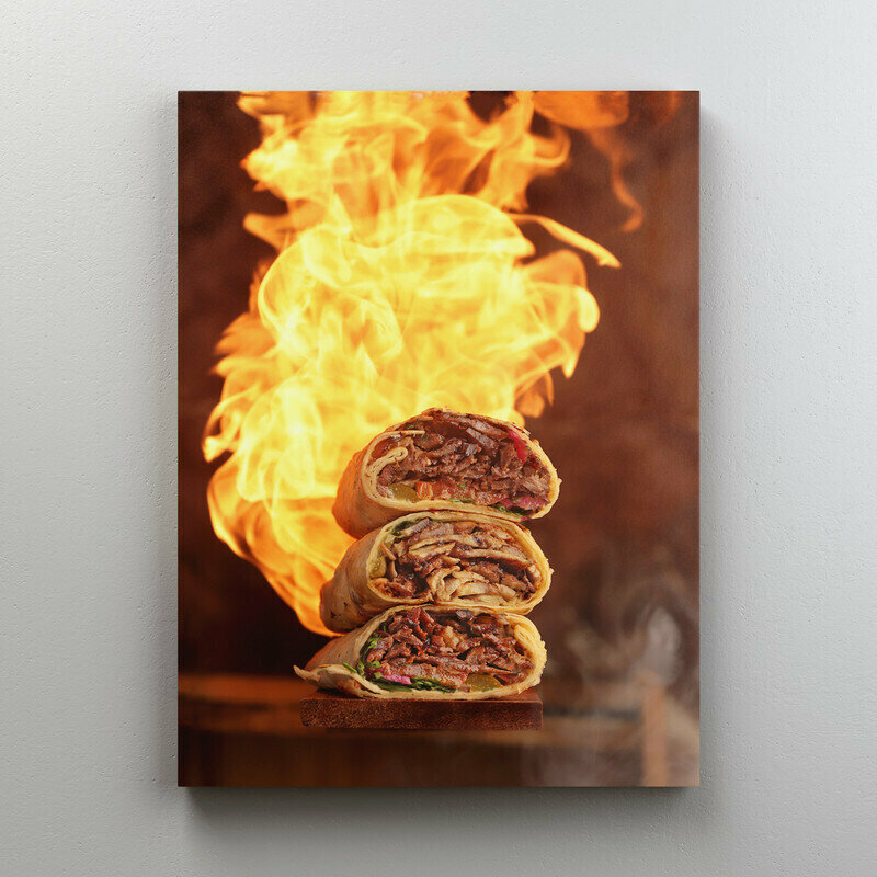 Интерьерная картина на холсте "Тортилья в огне" для кухни, кафе и ресторанов, размер 22x30 см