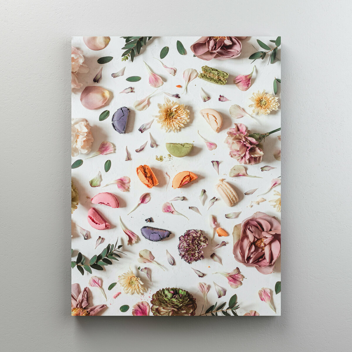 Интерьерная картина на холсте "Лепестки и сладости" для кухни, размер 22x30 см