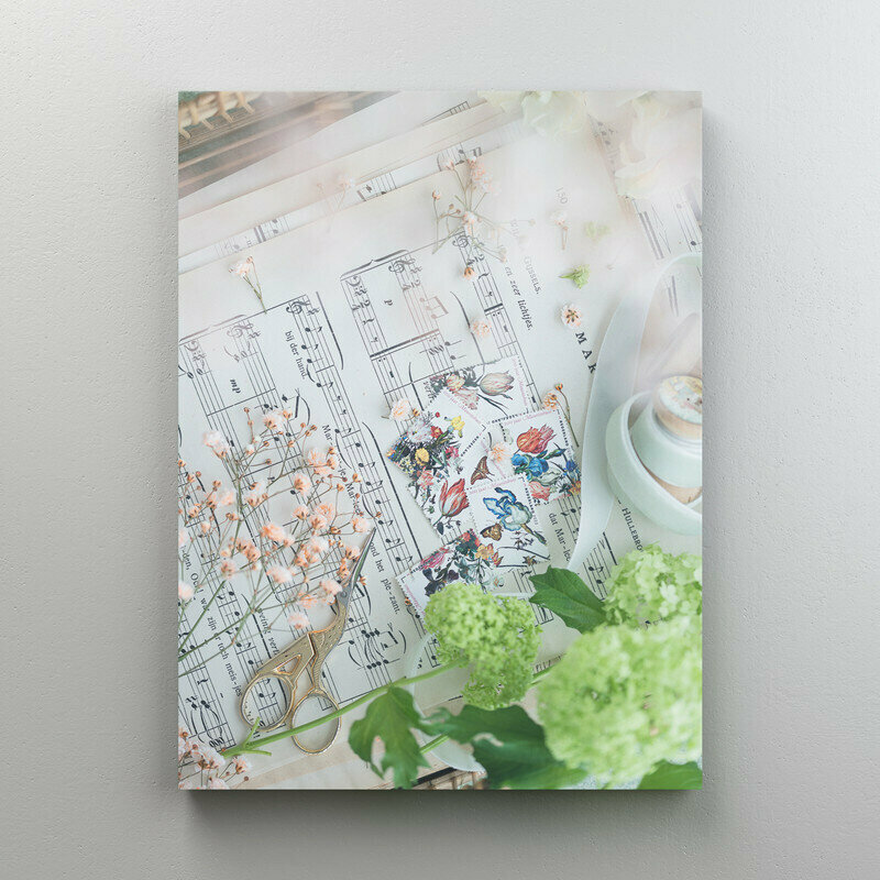 Интерьерная картина на холсте "Натюрморт - зеленая гортензия и ноты" размер 45x60 см