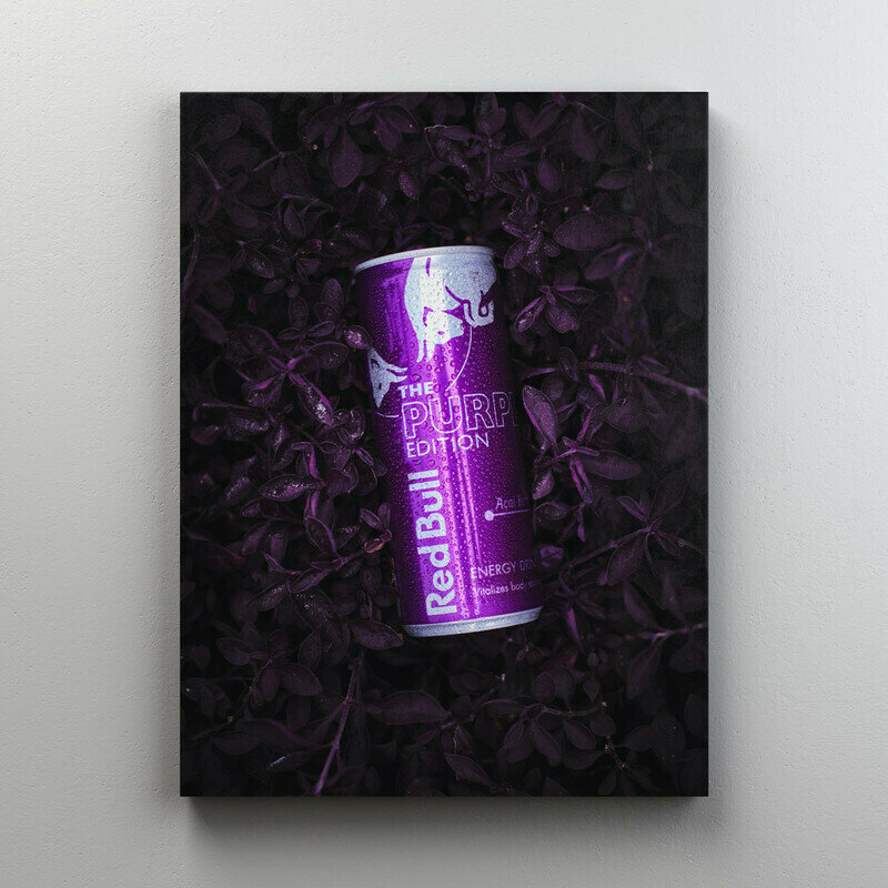 Интерьерная картина на холсте "Энергетический напиток на фиолетовом фоне", размер 22x30 см
