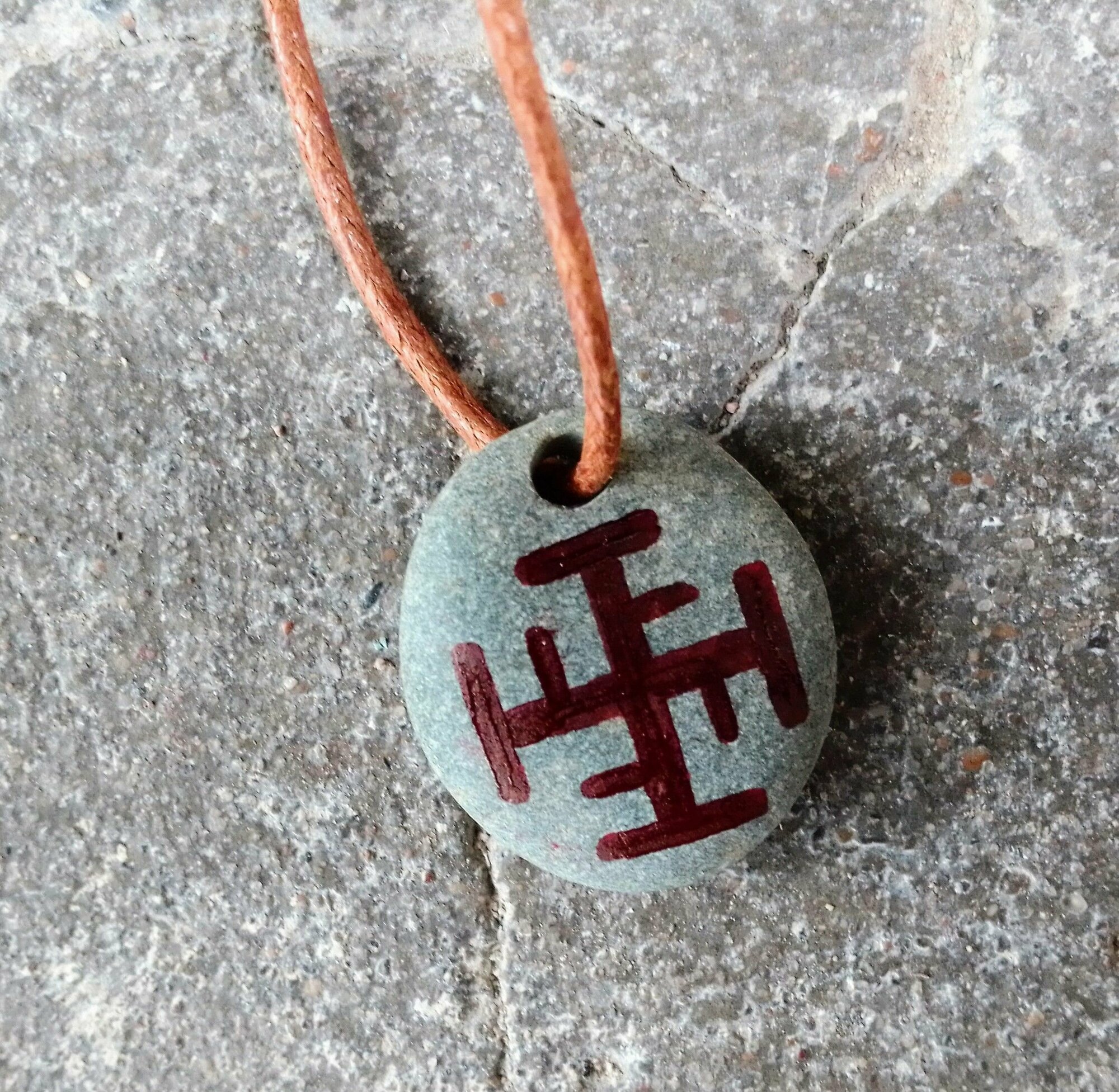 Славянский оберег Ратиборец. Мужской амулет из натурального камня на шнурке.